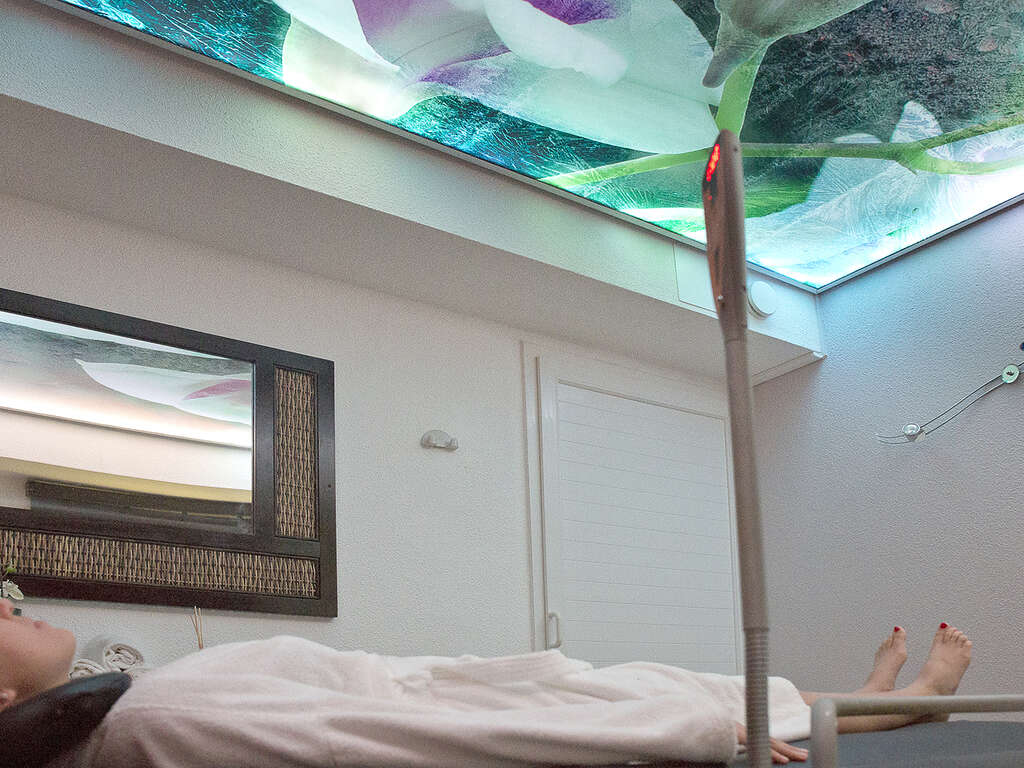 Moment détente à Nantes, avec accès spa, piscine intérieure et lit ...